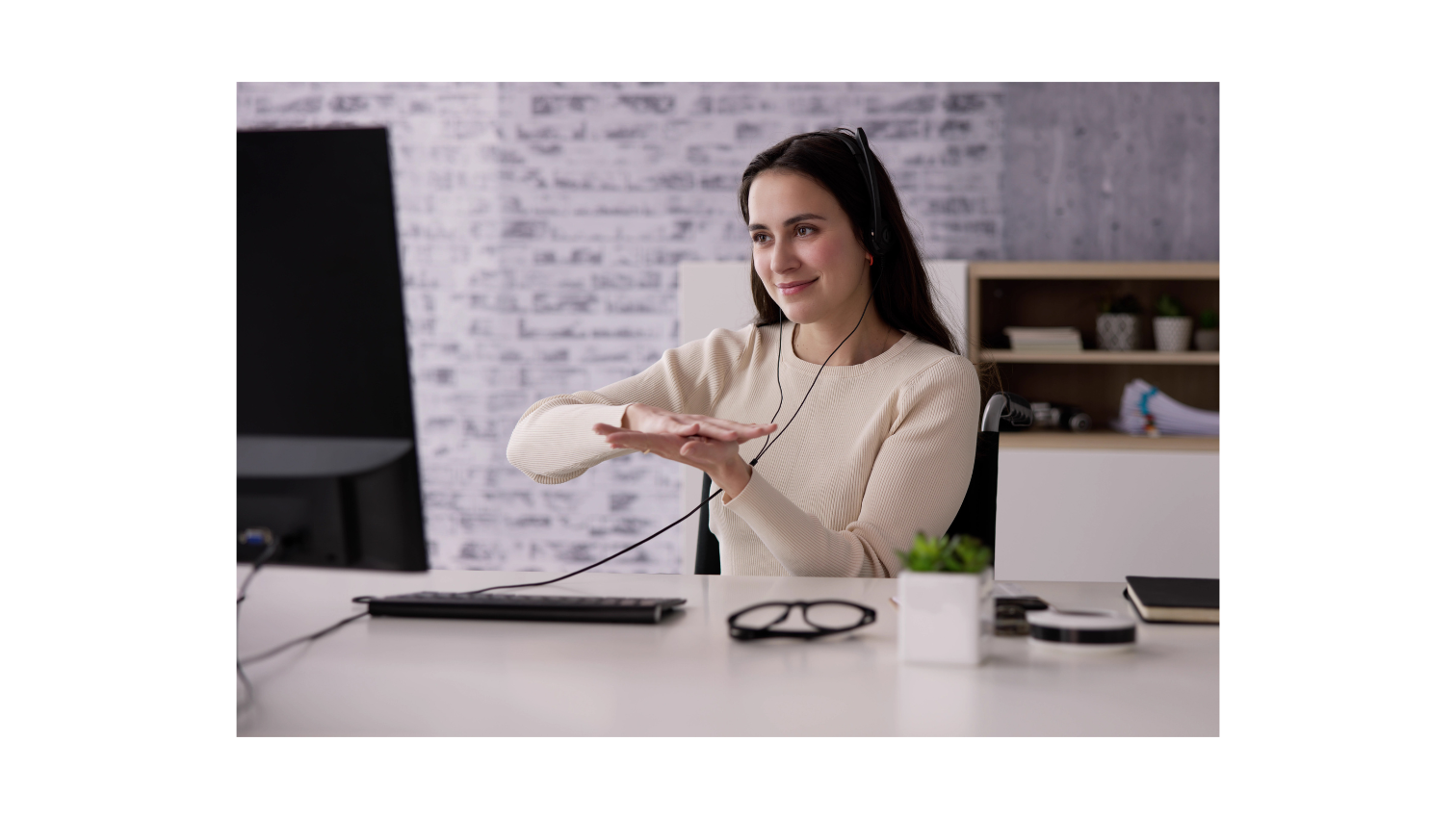 How to Use ASL for Pre-Recorded Videos and Reach More Viewers - Karasch Blog